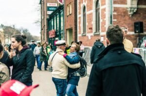 What Are Social Cues? – The Unspoken Guide to Understanding People